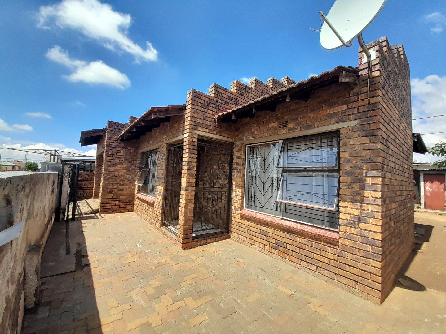 3 Bedroom House for sale in Tshepiso - P24-116282897