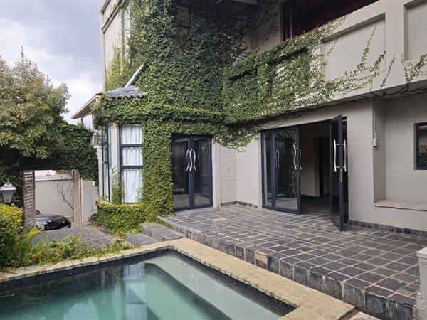 5 Bedroom House for sale in Kyalami Hills - P24-116285340