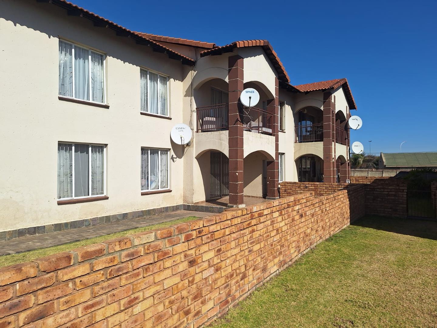 2 Bedroom Townhouse for sale in Dalpark Ext 1 - P24-116285552