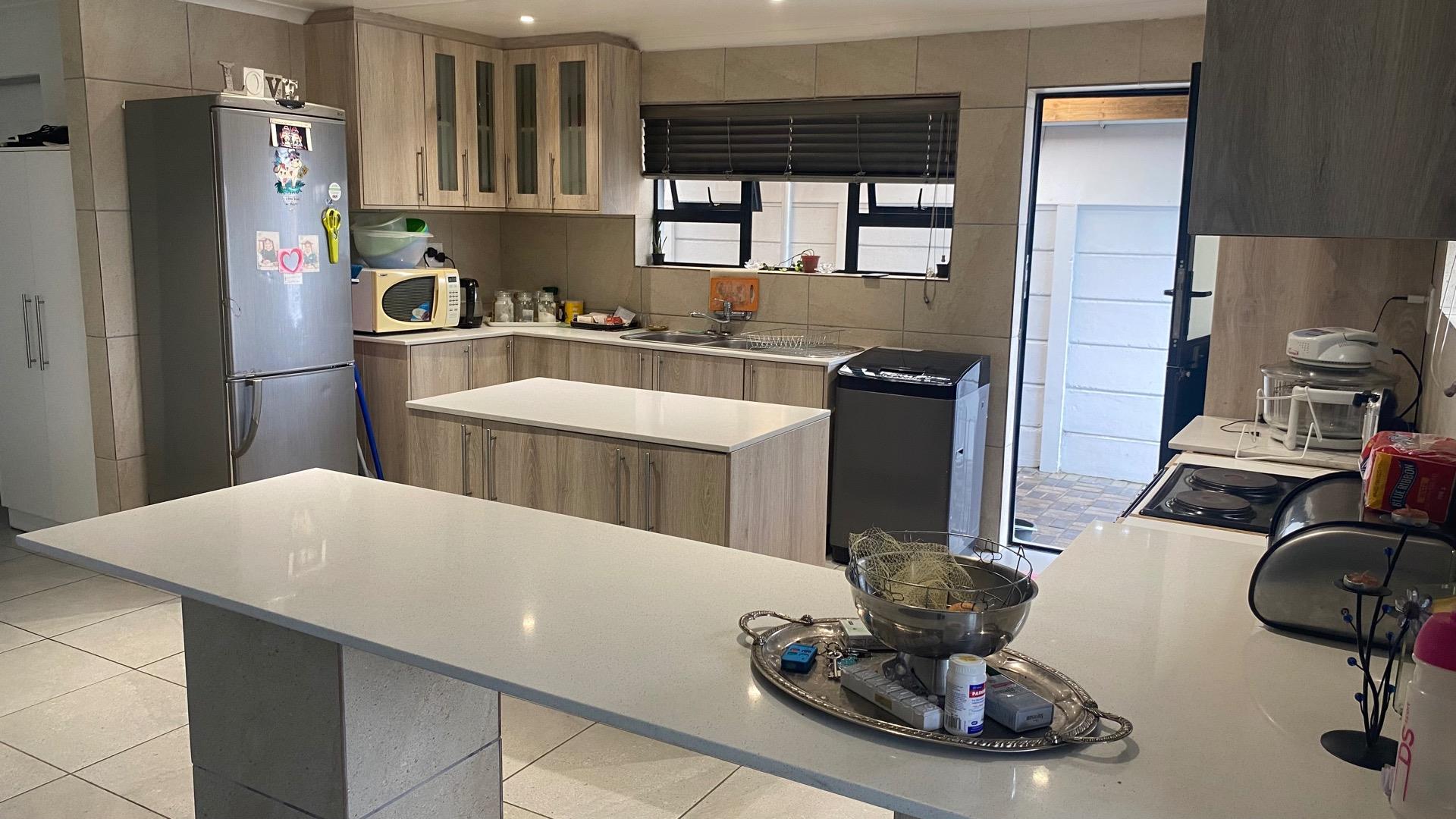 2 Bedroom House for sale in Mitchells Plain Central - P24-116285839