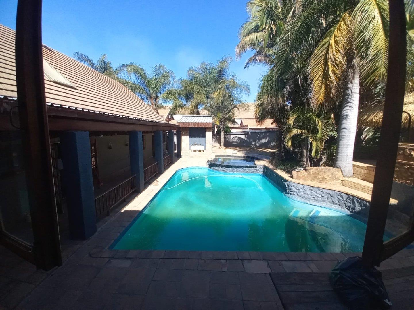 6 Bedroom House for sale in Amandasig - P24-116286013