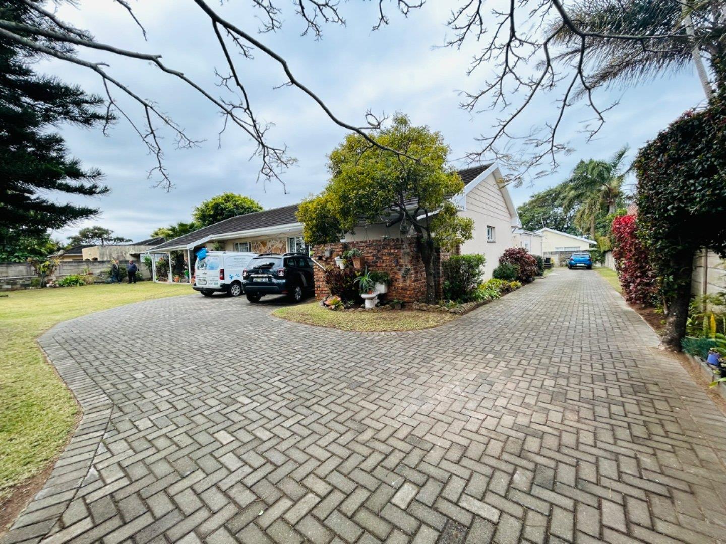 4 Bedroom House for sale in Beacon Bay - P24-116286368