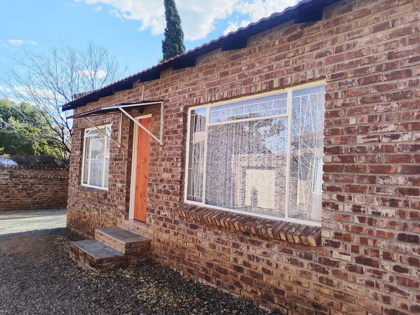 2 Bedroom Townhouse for sale in Jan Kempdorp - P24-116286686