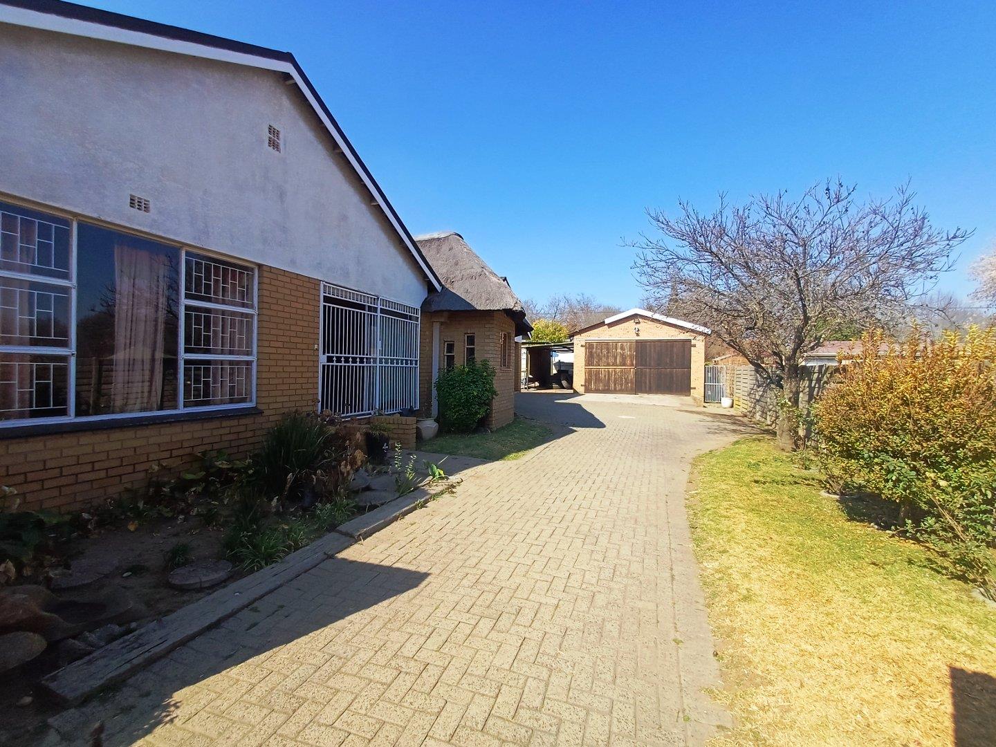 4 Bedroom House for sale in George Botha Park - P24-116287421