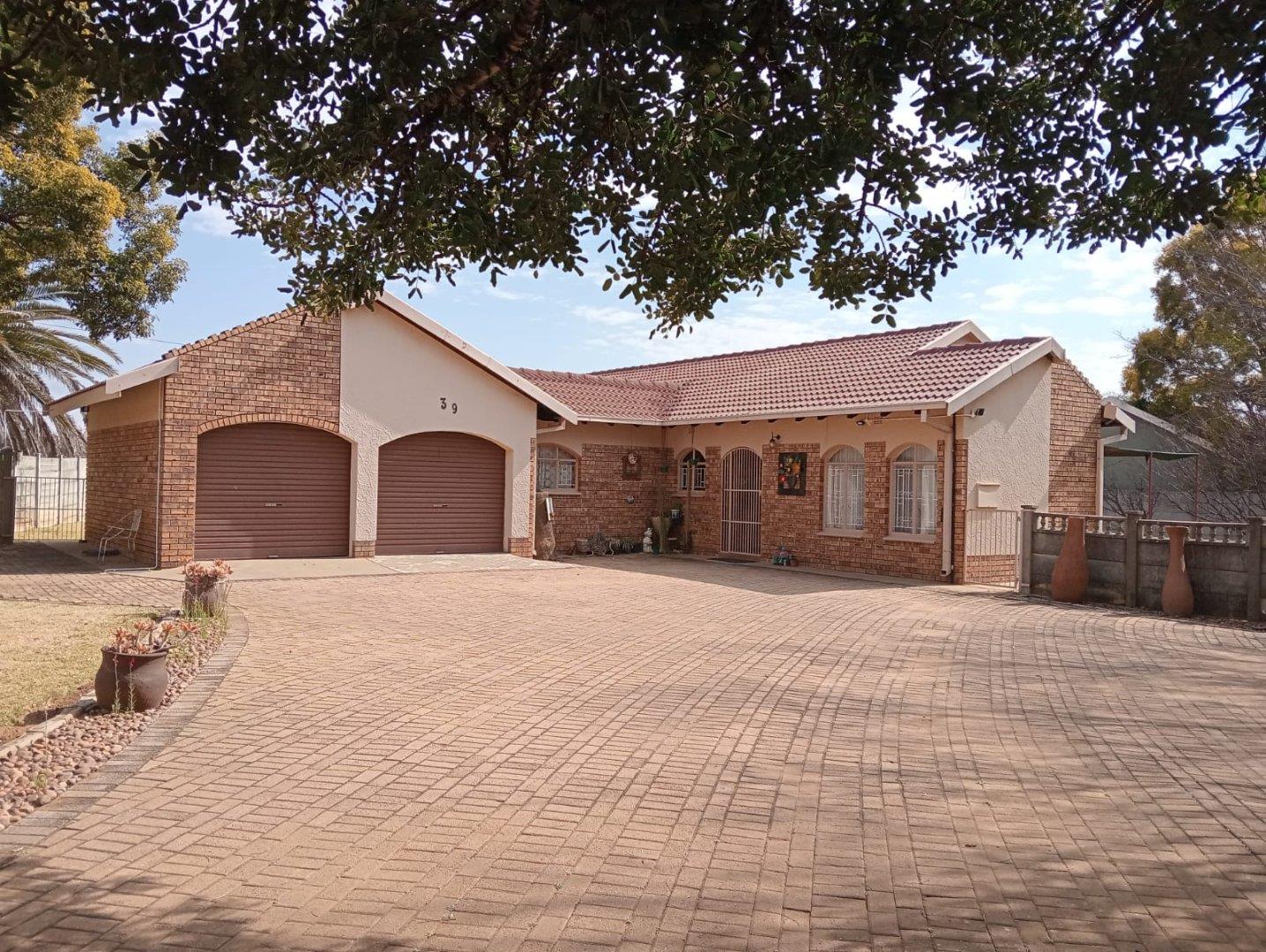 3 Bedroom House for sale in Meiringspark Ext 4 - P24-116290256