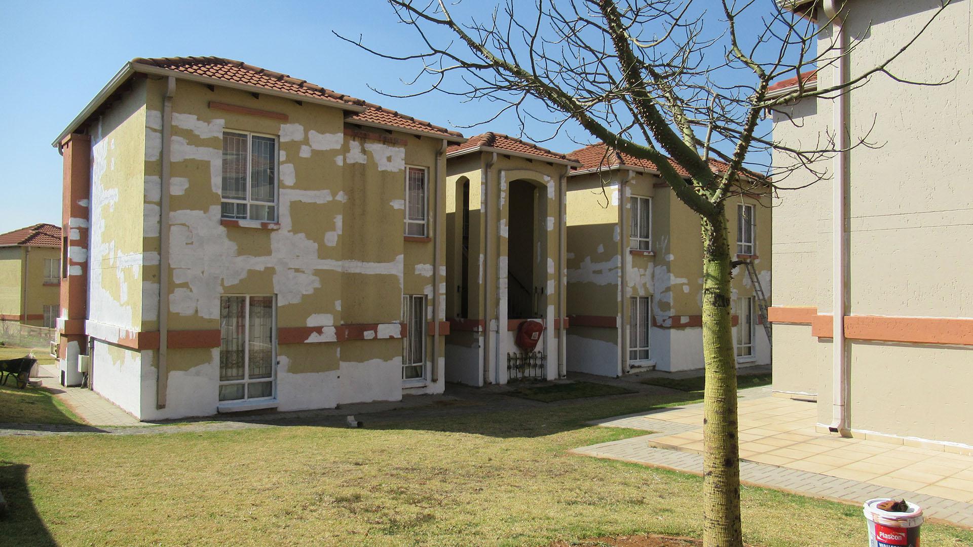 2 Bedroom Townhouse for sale in Ormonde View - P24-116291829