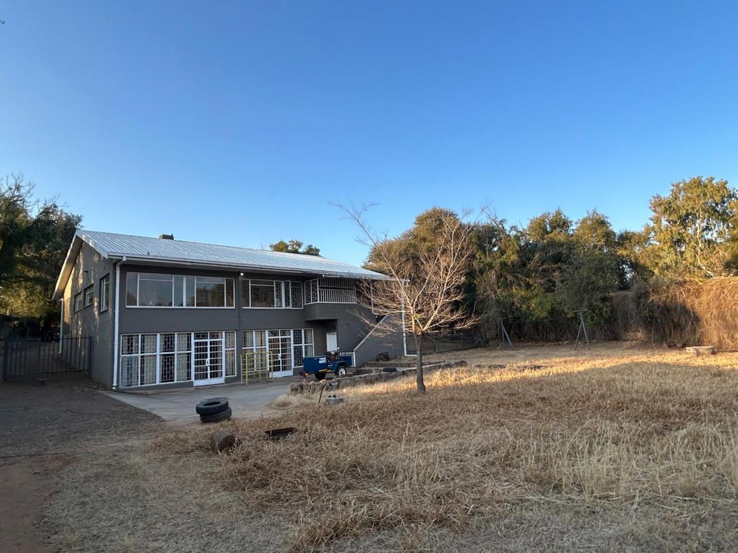4 Bedroom House for sale in Barkly West - P24-116292864