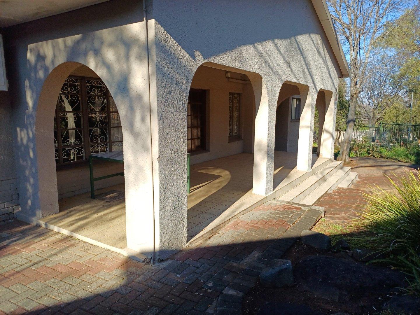 4 Bedroom House for sale in Westdene - P24-116297122