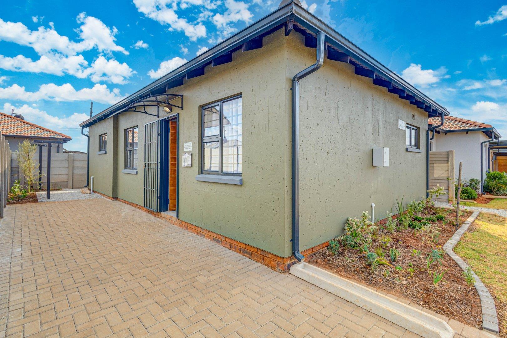4 Bedroom House for sale in Protea North - 247 Kenneth Drive - P24-116578078