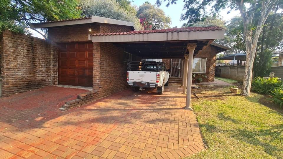 3 Bedroom House for sale in Geelhoutpark - P24-116299421