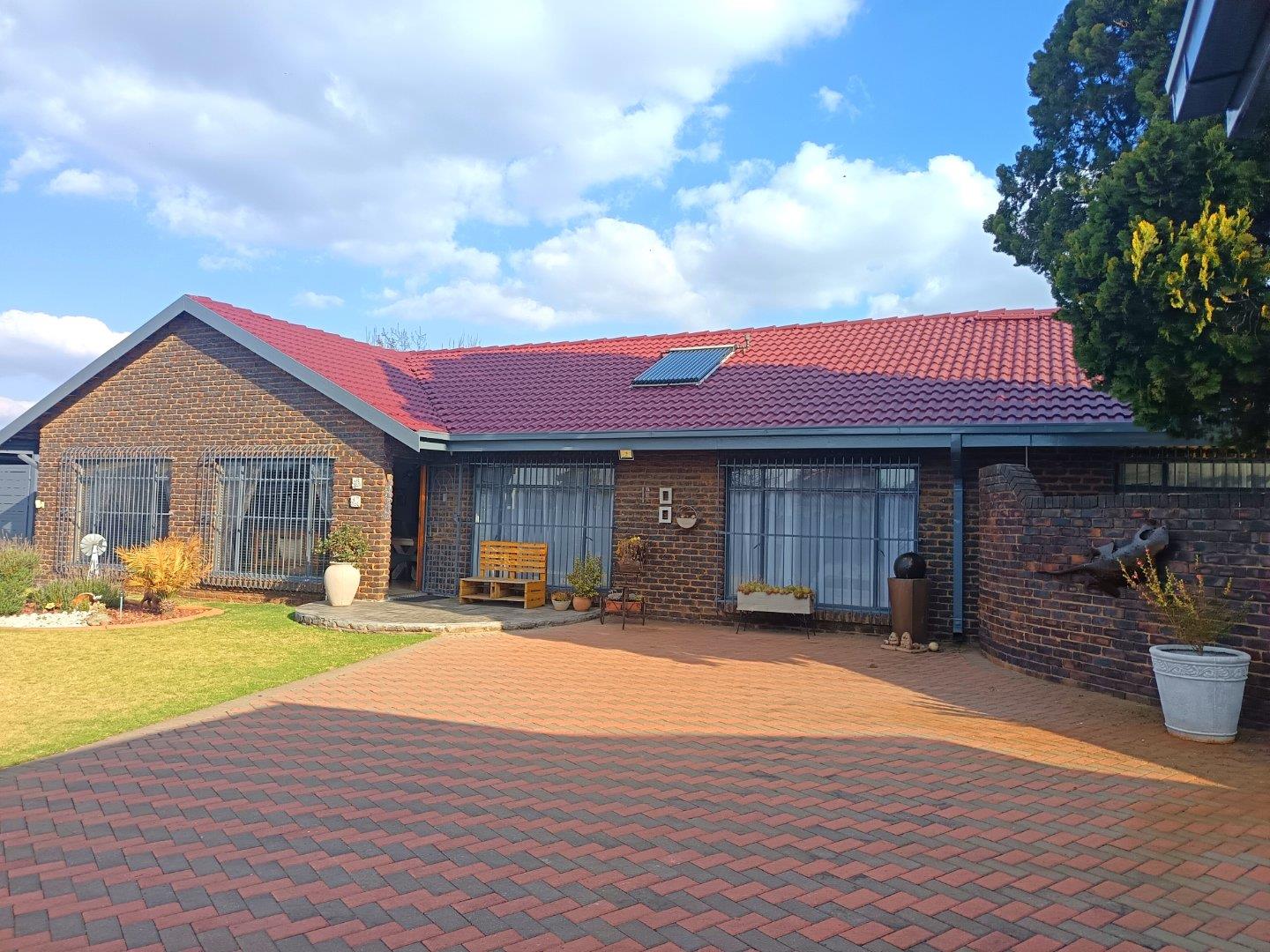 4 Bedroom House for sale in Strubenvale - P24-116295212