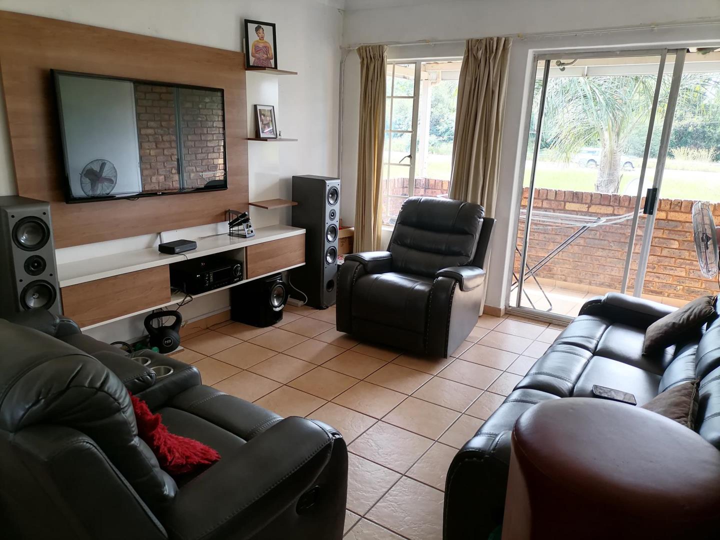 2 Bedroom Apartment / flat for sale in Clarina - P24-116300781