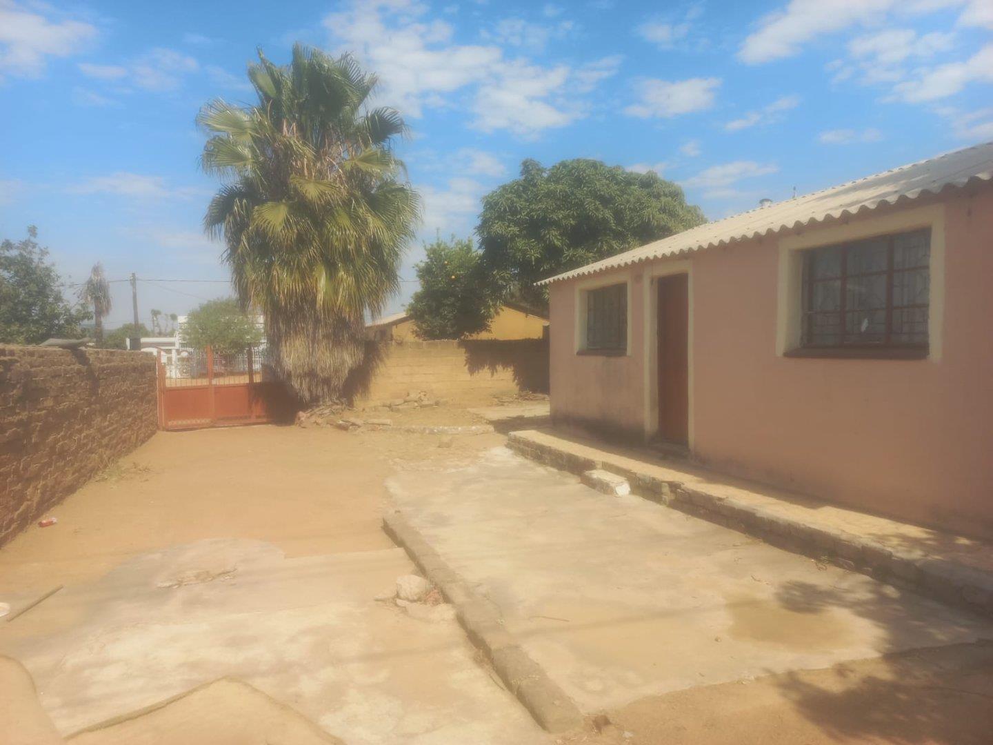 2 Bedroom House for sale in Mabopane Unit E - P24-116302300