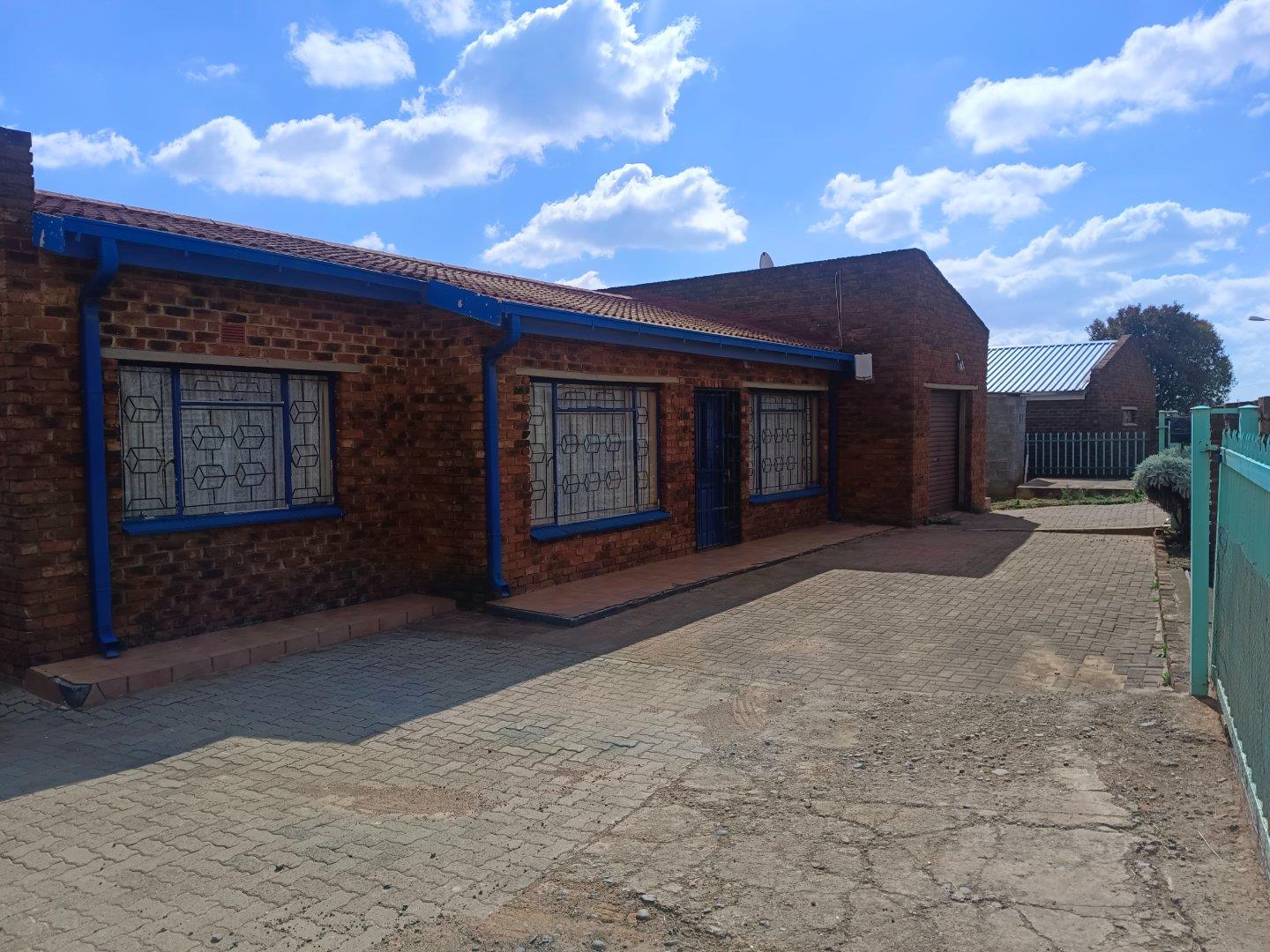 3 Bedroom House for sale in Naledi - P24-116306604