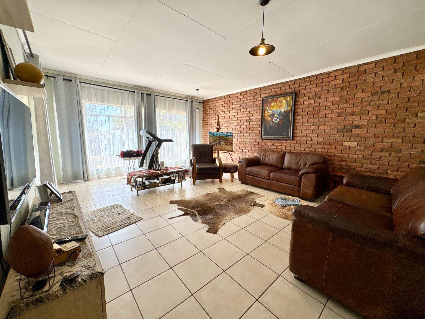 3 Bedroom Townhouse for sale in Bendor - P24-116308605