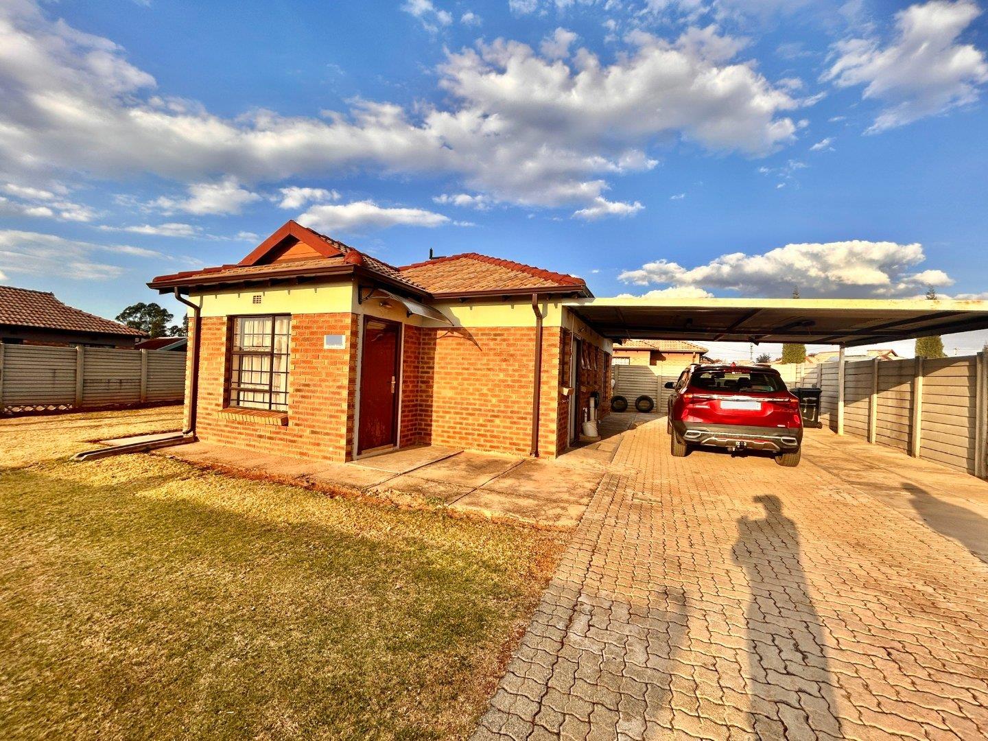 3 Bedroom House for sale in Clayville - P24-116309645