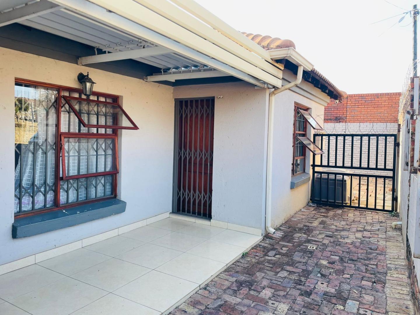 3 Bedroom House for sale in Eersterust - P24-116311918