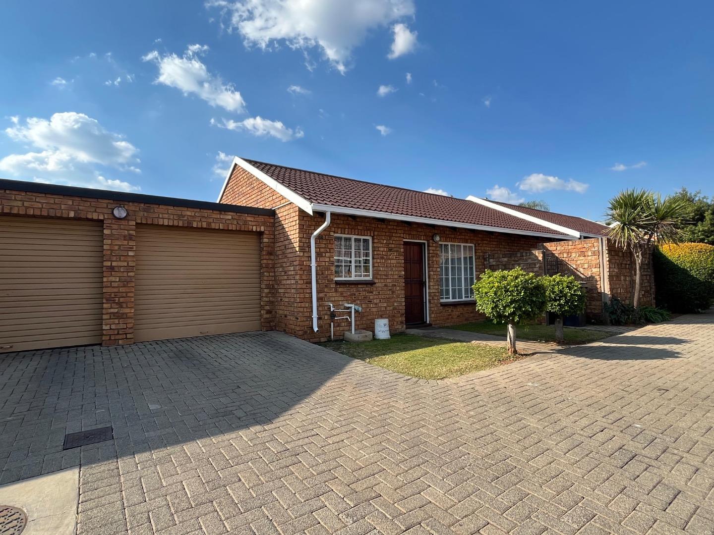 2 Bedroom Townhouse for sale in Pierre Van Ryneveld - P24-116312061