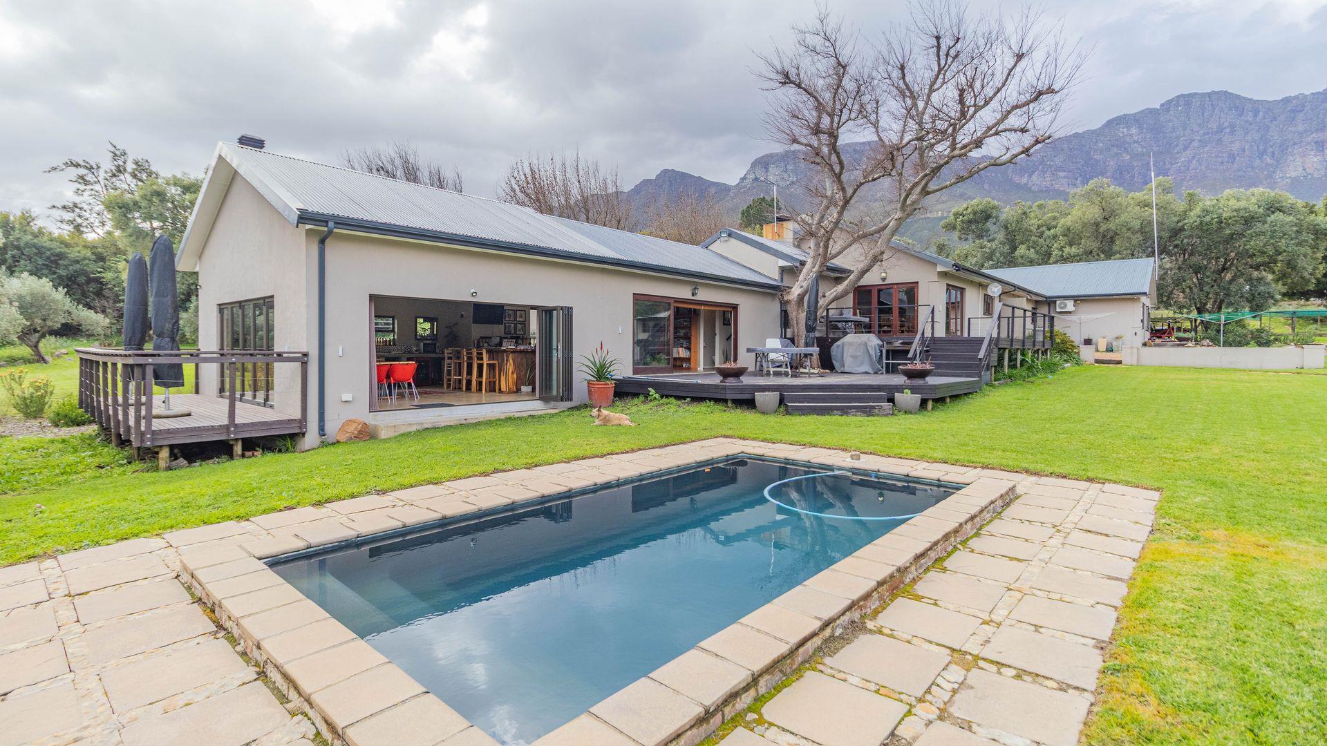 Farm for sale in Klein Drakenstein - P24-116254275