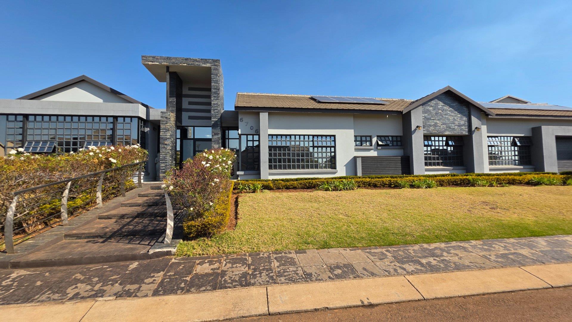 4 Bedroom House for sale in Eldoraigne - P24-116315655