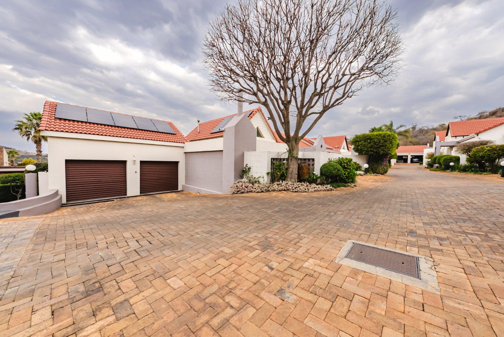 3 Bedroom Townhouse for sale in Glenvista - P24-116316826