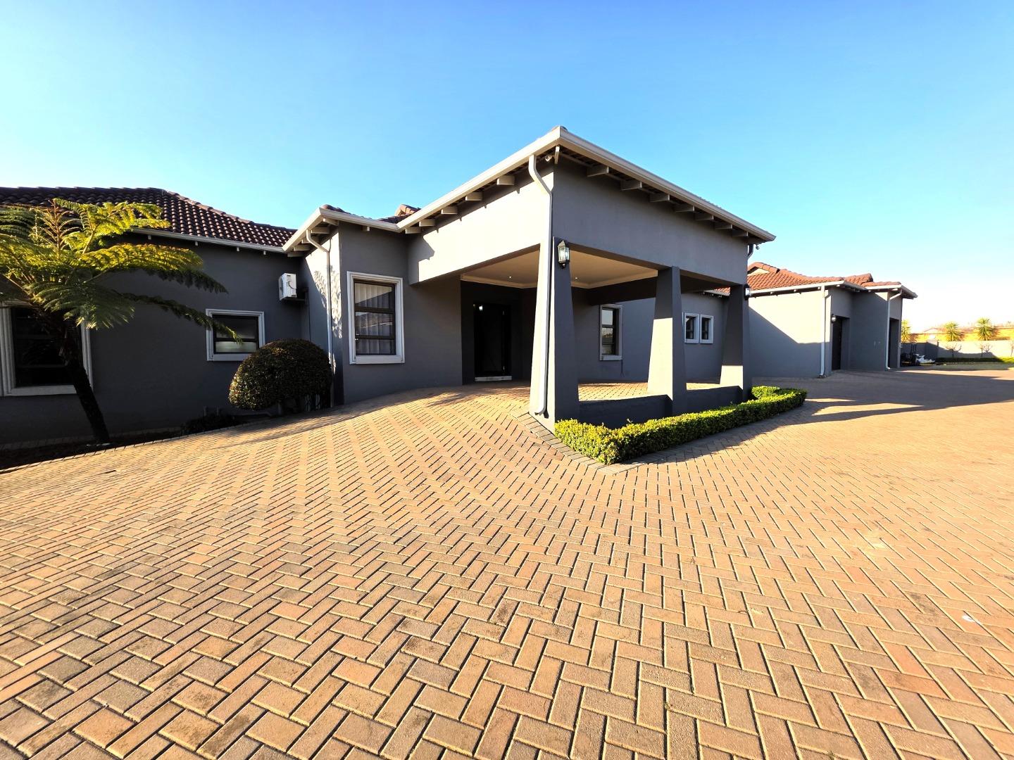 5 Bedroom House for sale in Parkrand - P24-116322109