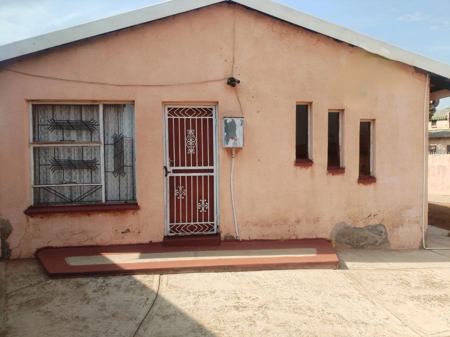 2 Bedroom House for sale in Sebokeng Zone 14 - P24-116281814