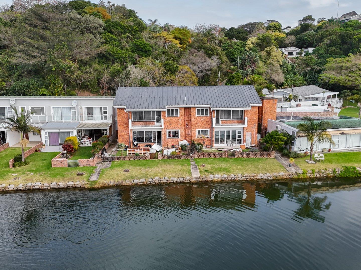 2 Bedroom House for sale in Bonza Bay - P24-116325869