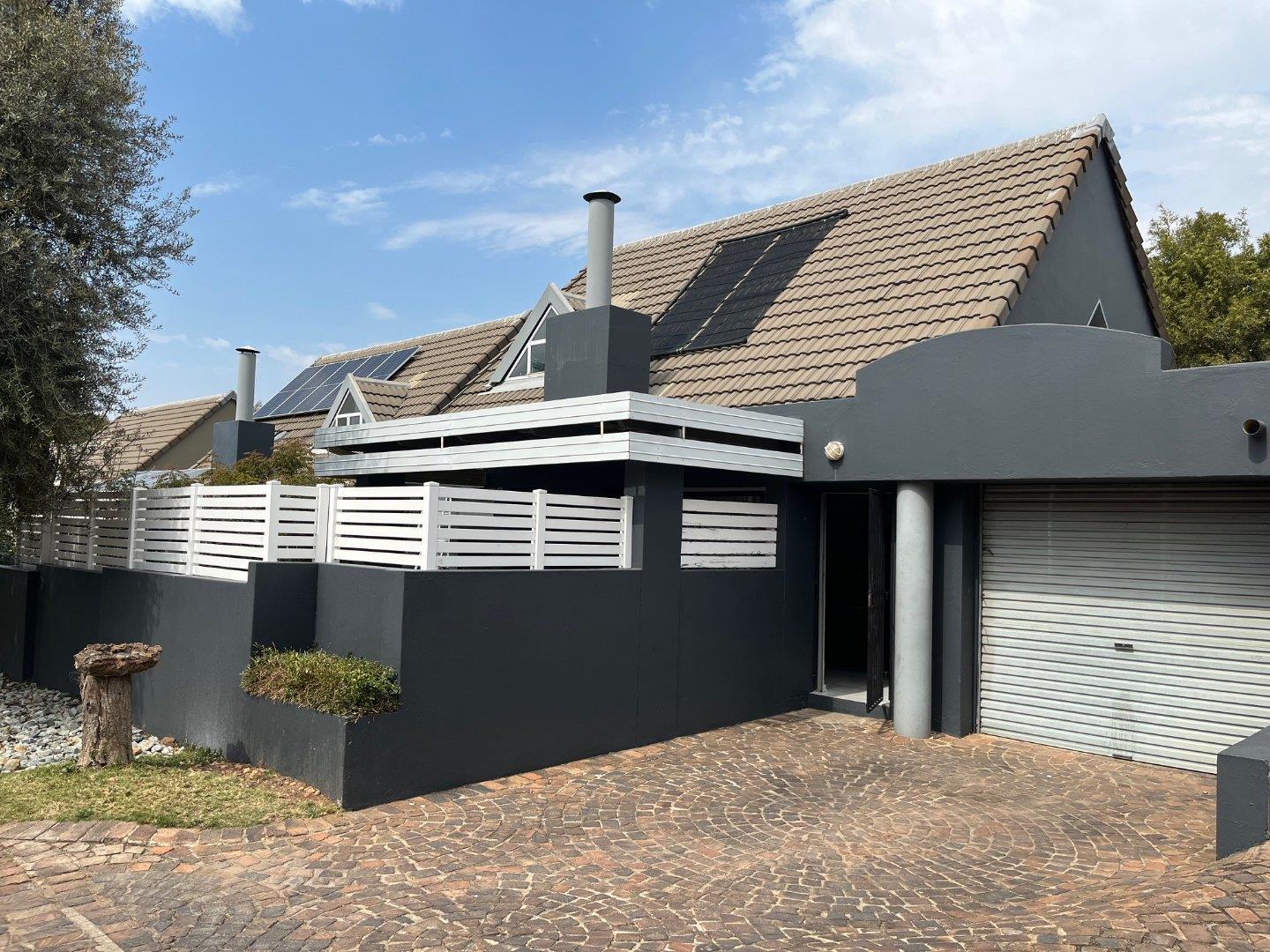 2 Bedroom Townhouse for sale in Bromhof - 832 Bromhof Road - P24-116328553