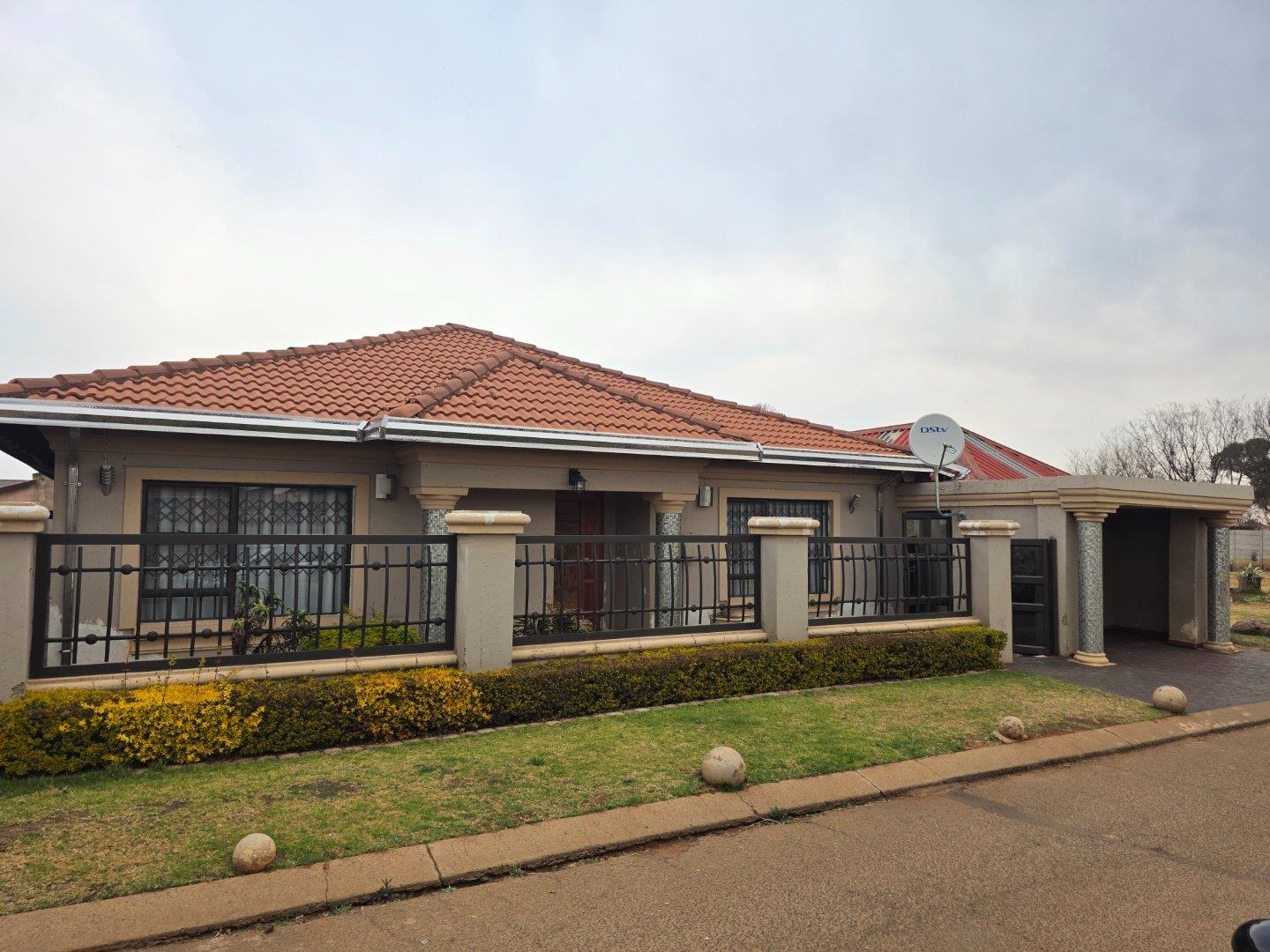 4 Bedroom House for sale in Vosloorus - P24-116334325