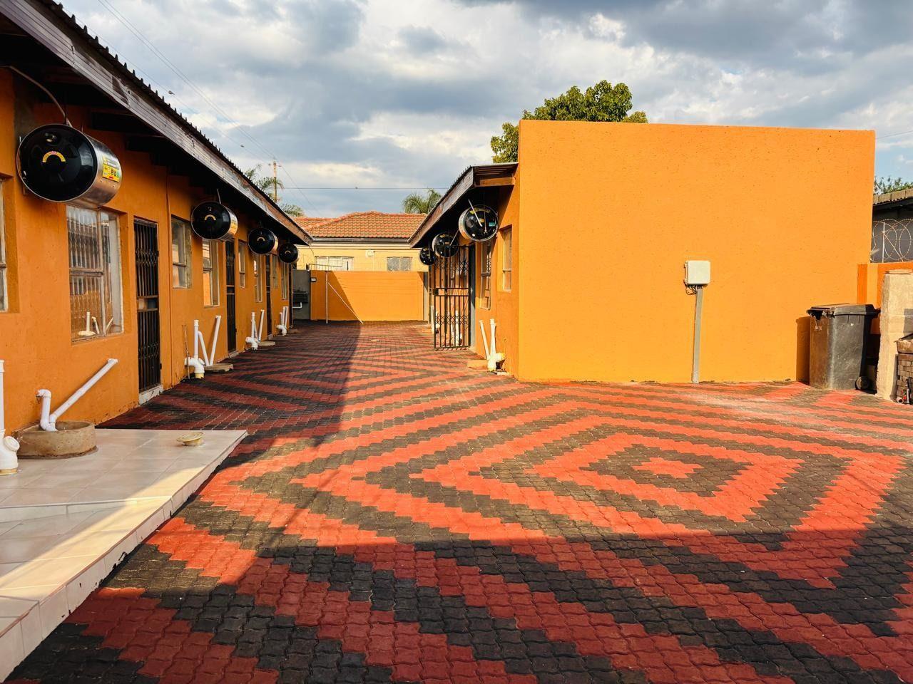 8 Bedroom House for sale in Mahwelereng - P24-116334969