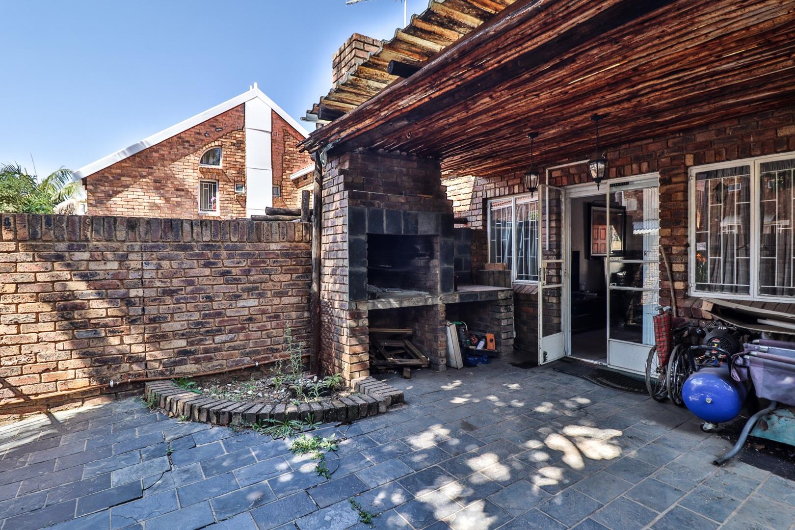 3 Bedroom Townhouse for sale in Garsfontein - P24-116336569