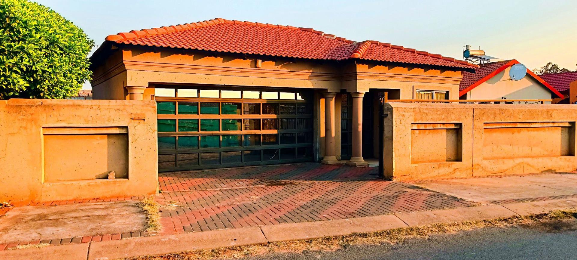 4 Bedroom House for sale in Vosloorus - P24-116338320