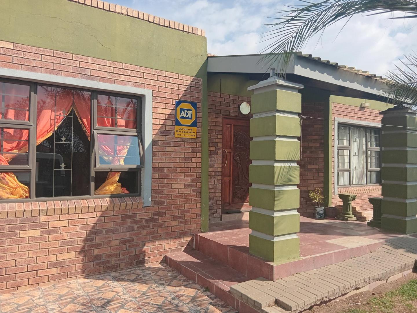 4 Bedroom House for sale in Heidedal - P24-116339088