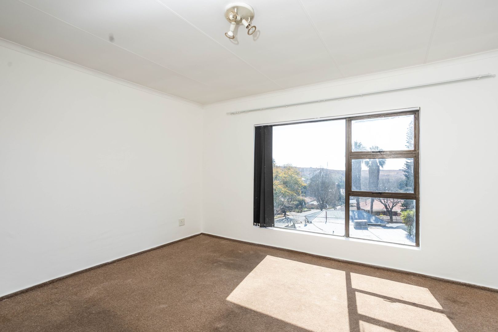 2 Bedroom Townhouse for sale in Westdene - P24-116340571