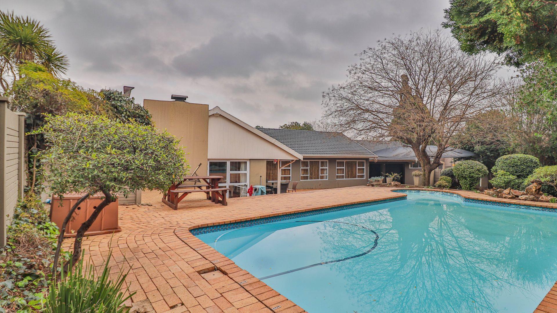 4 Bedroom House for sale in Dowerglen - P24-116278605