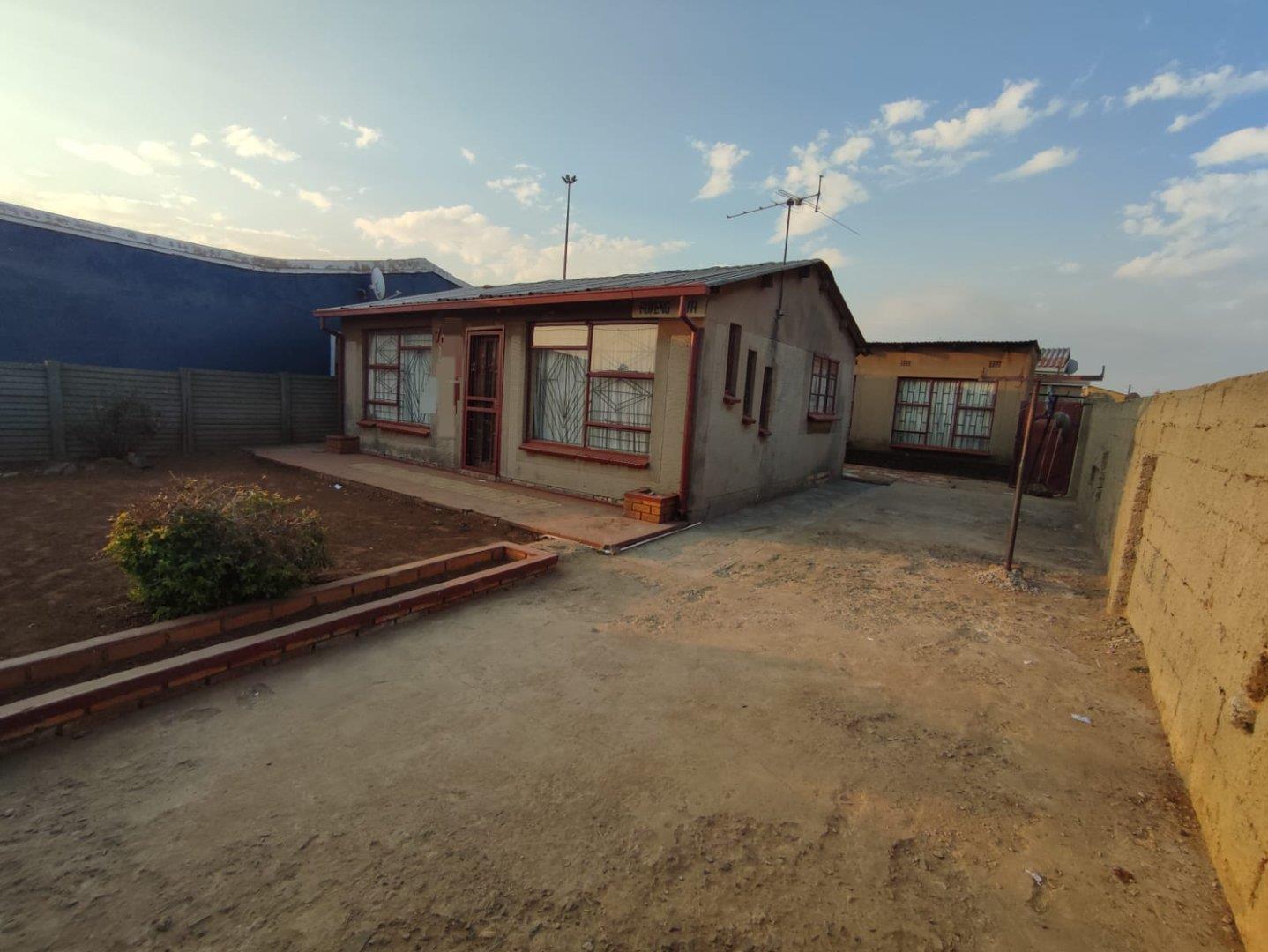 2 Bedroom House for sale in Tsakane Central - P24-116344336