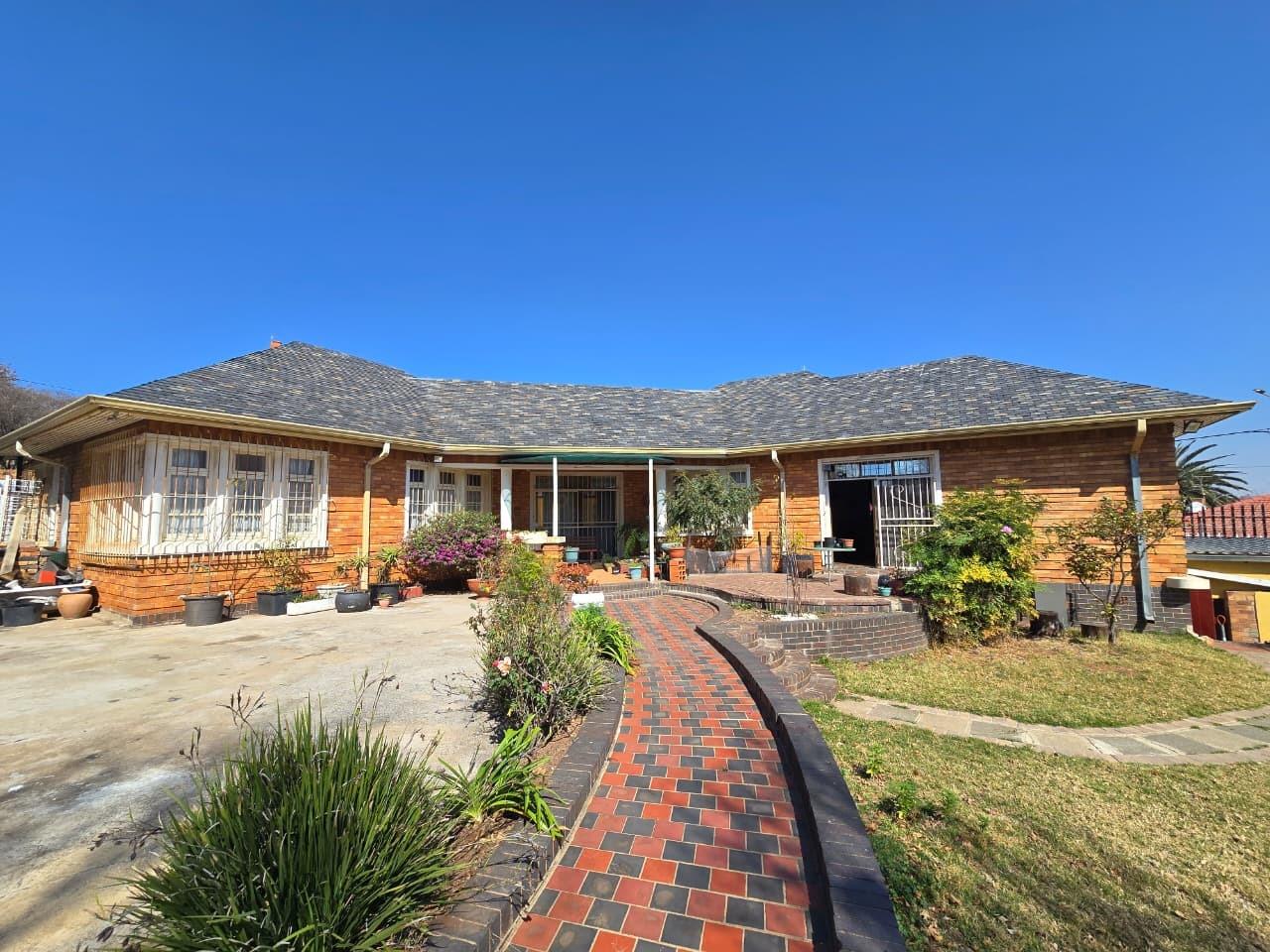 8 Bedroom House for sale in Rosettenville - 62 Short Street - P24-116346105