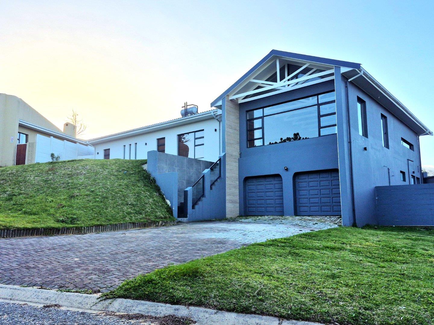 4 Bedroom House for sale in Beacon Bay - P24-116348589