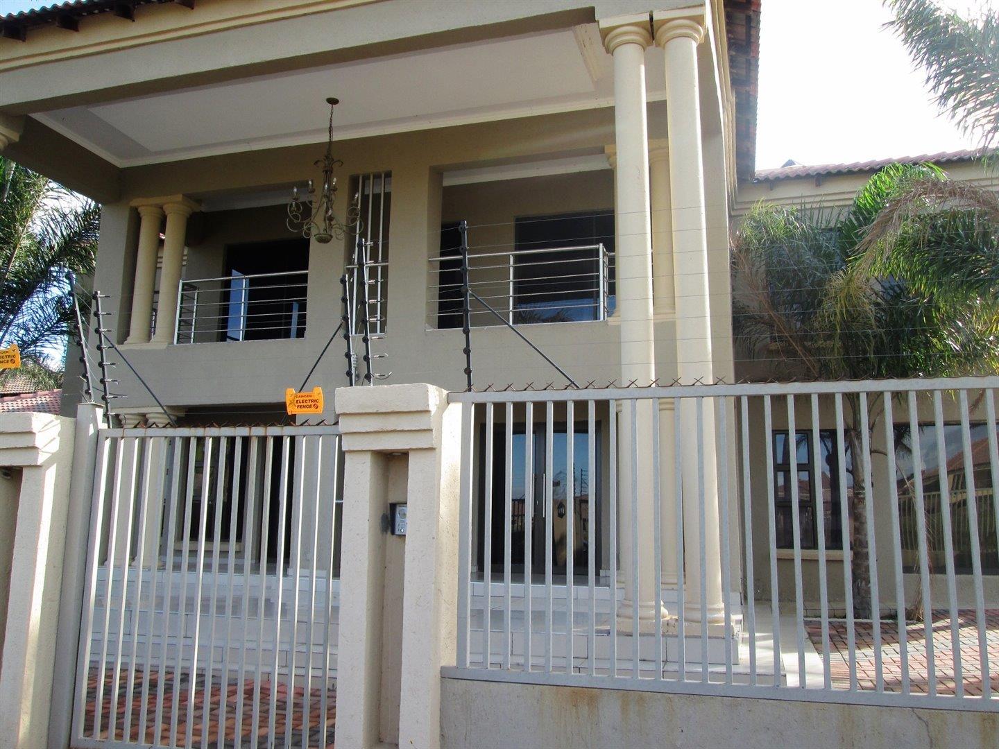 6 Bedroom House for sale in Serala View - P24-116349655