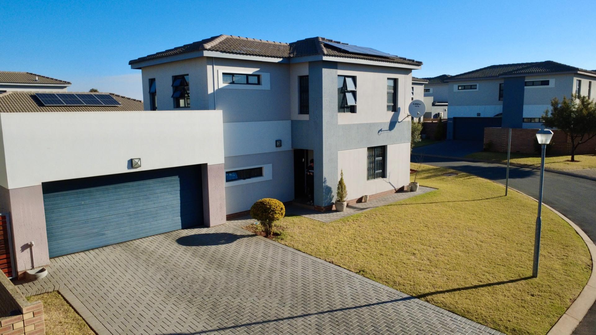 3 Bedroom House for sale in Thatchfield Ridge - P24-116350147