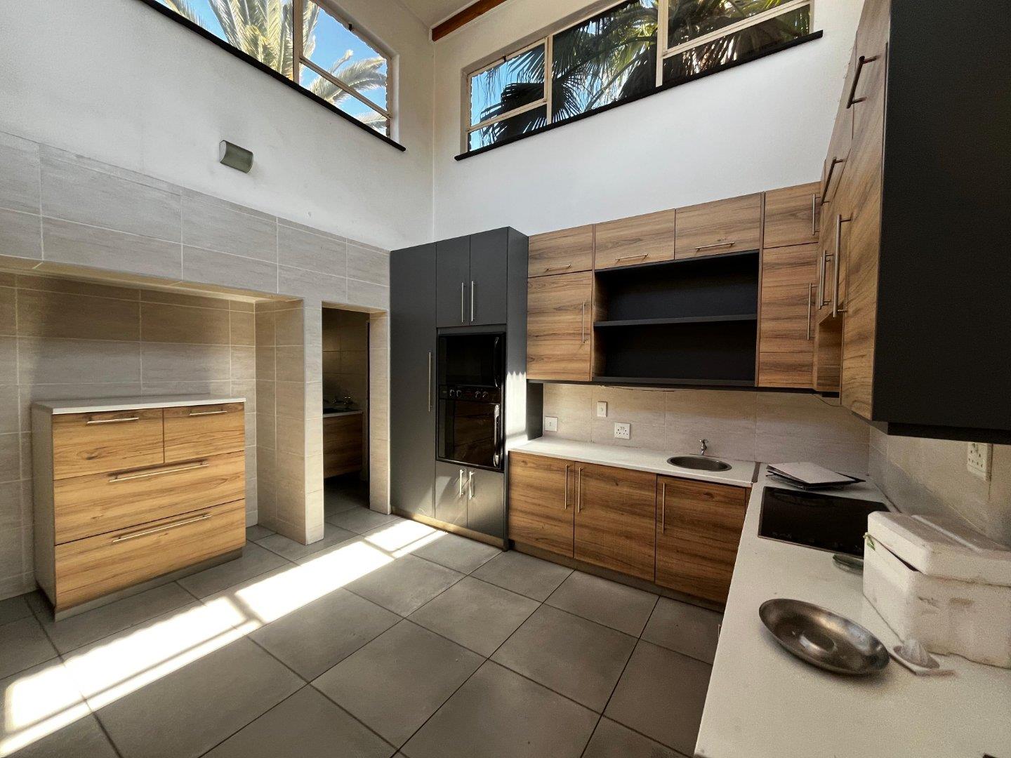 5 Bedroom House for sale in Terenure - P24-116351795