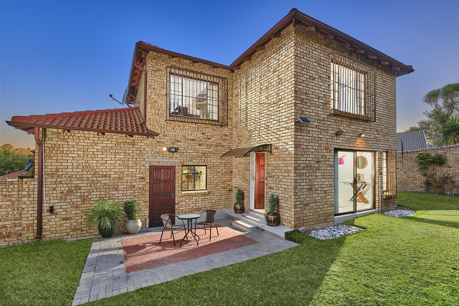 3 Bedroom Townhouse for sale in Randpark Ridge - P24-116353305