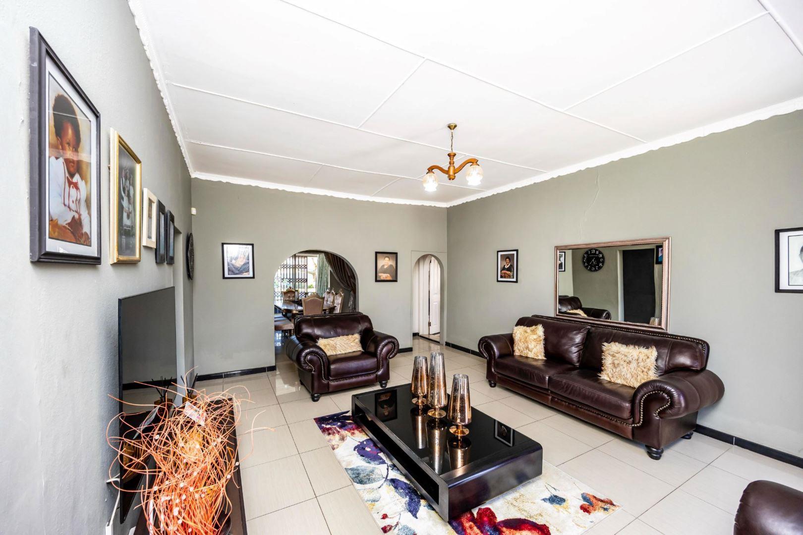 4 Bedroom House for sale in Saxilby - 19 Bezuidenhout Street - P24-116354701