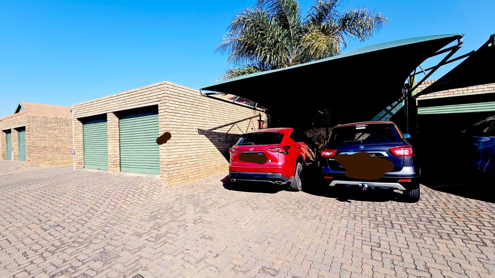 4 Bedroom House for sale in Castleview - P24-116354825