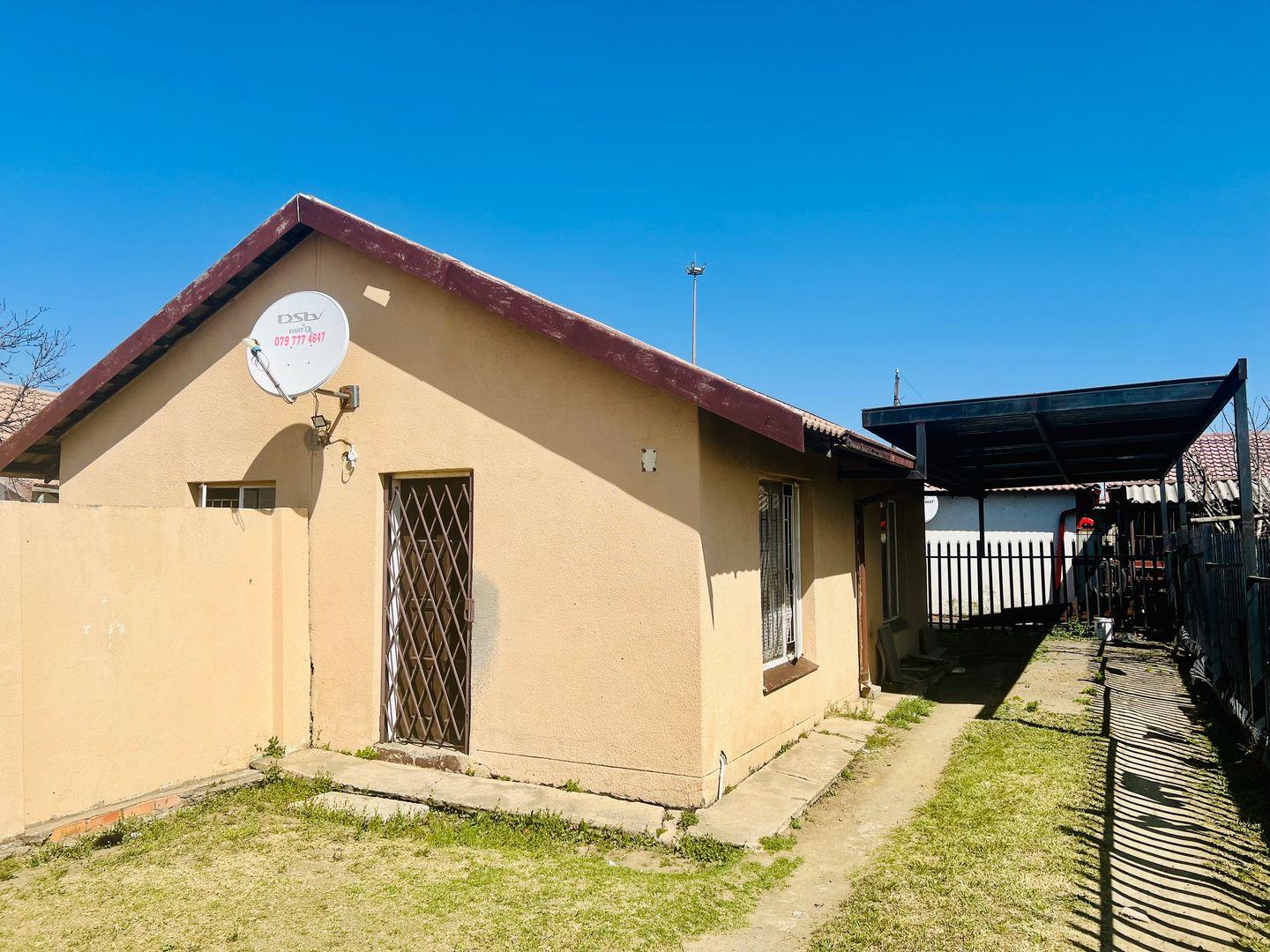 2 Bedroom House for sale in Embalenhle Ext 7 - P24-116355129
