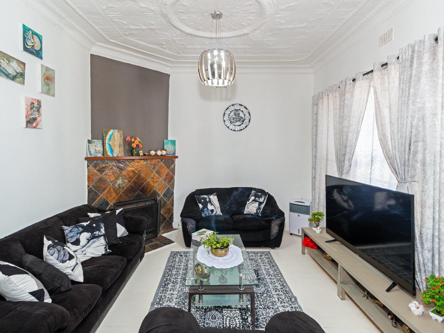 4 Bedroom House for sale in Westdene - P24-116362390