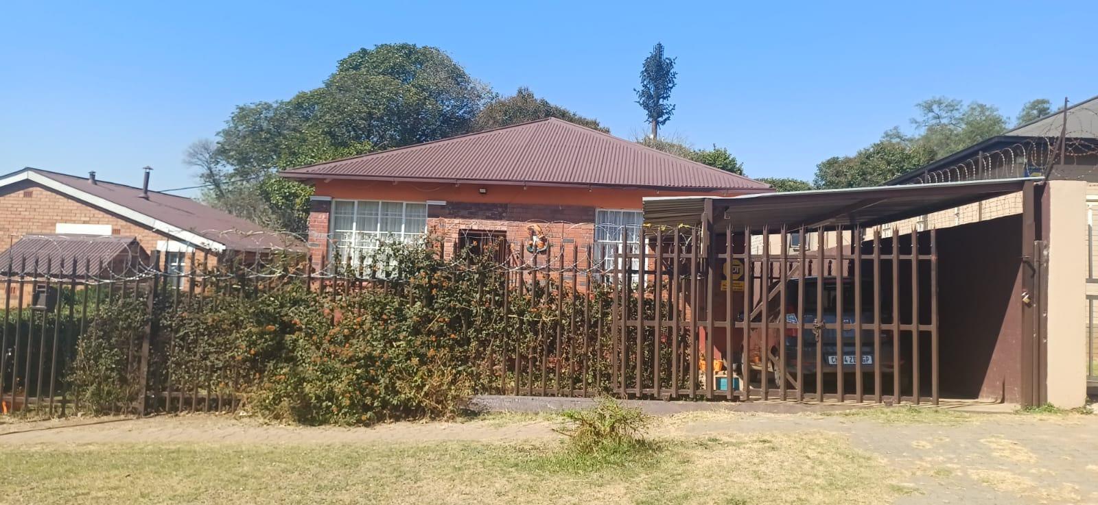 3 Bedroom House for sale in Jan Hofmeyer - P24-116362605