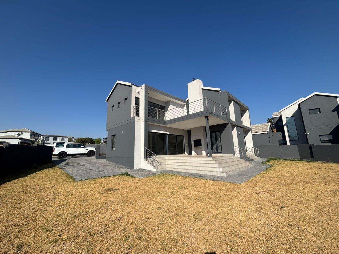 5 Bedroom House for sale in Thatchfield Estate - P24-116366178