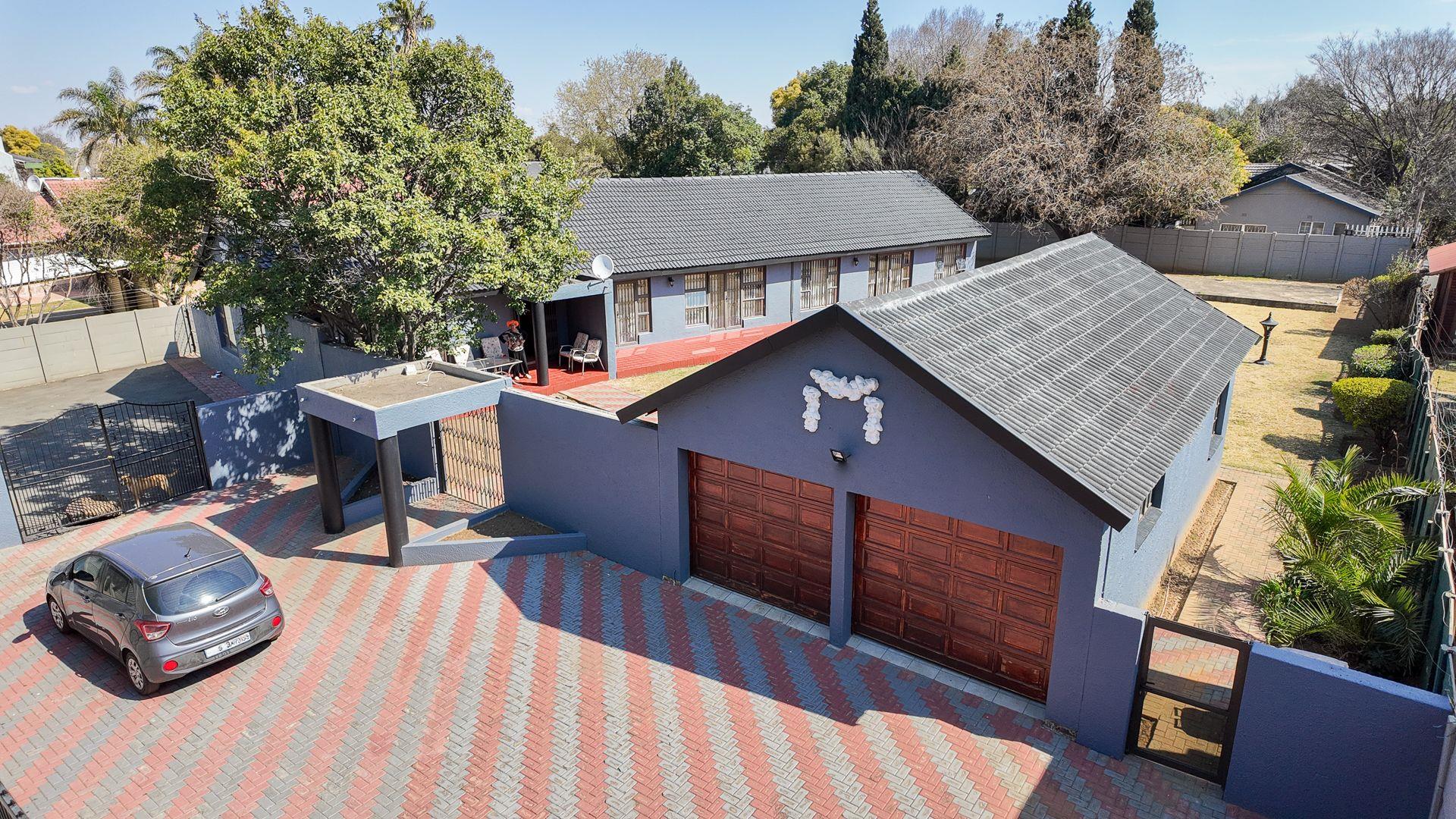 4 Bedroom House for sale in Brackenhurst - P24-116366972